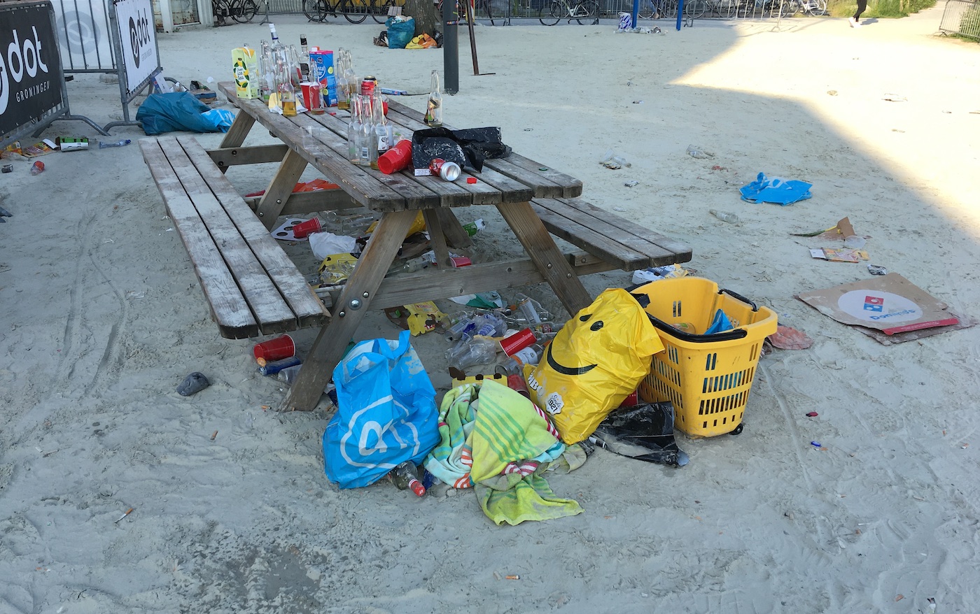 Enorme ravage na zomeravond Stadsstrand: “Zeg, ruim je rommel eens op!”