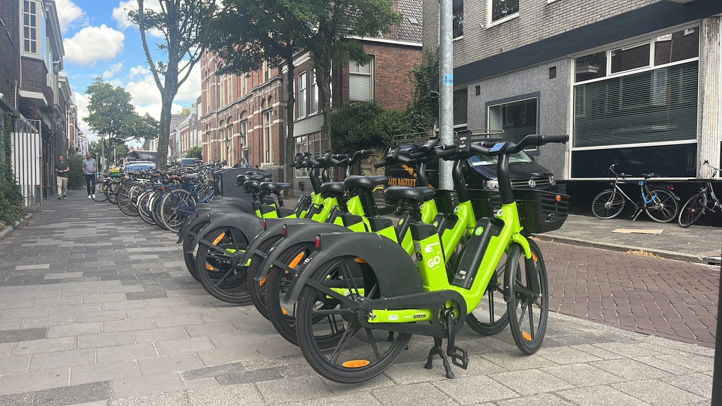 Honderden elektrische deelfietsen in de stad
