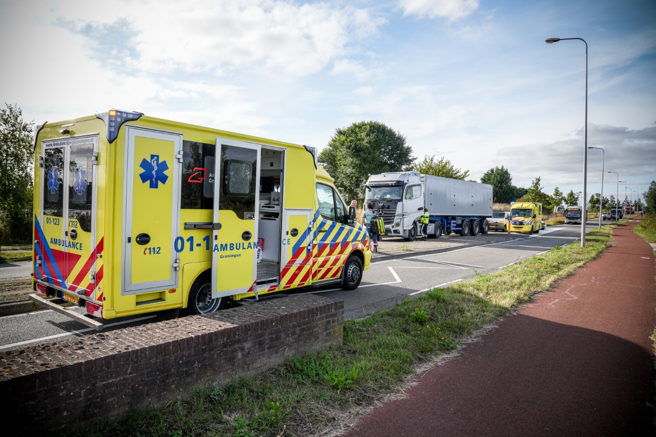 Fietser ernstig gewond na aanrijding met vrachtwagen