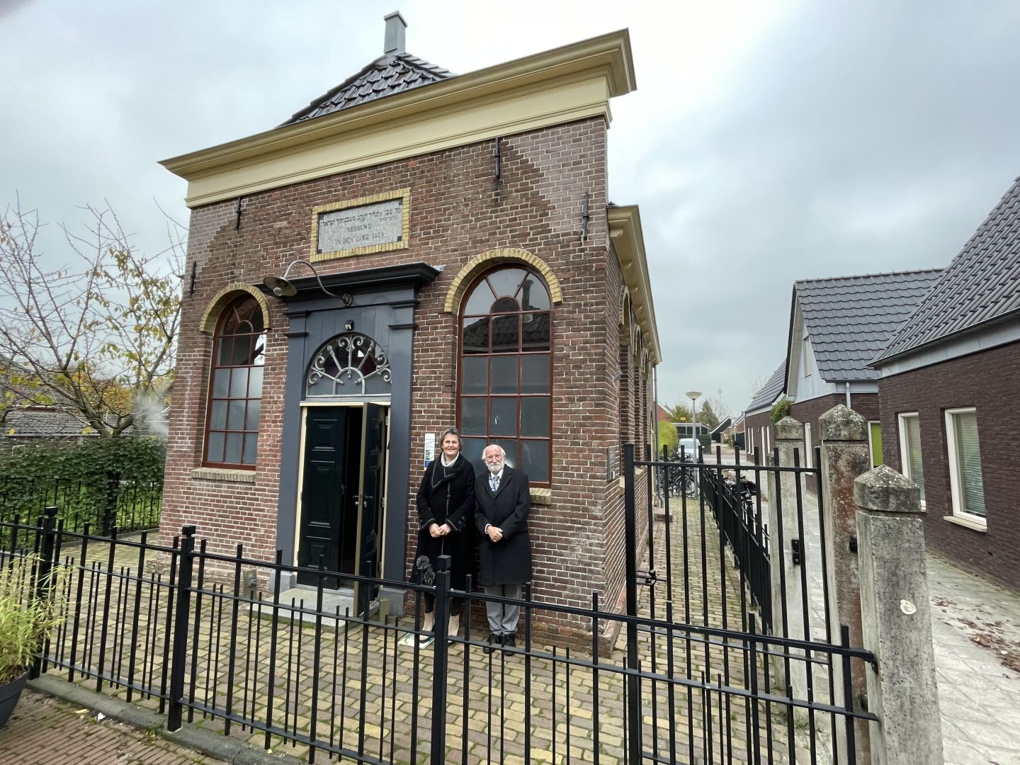 Rabbijn Awraham Soetendorp bezoekt vroegere synagoge in Winsum