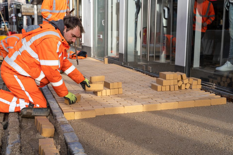 Guldenstraat krijgt nieuwe gele stenen