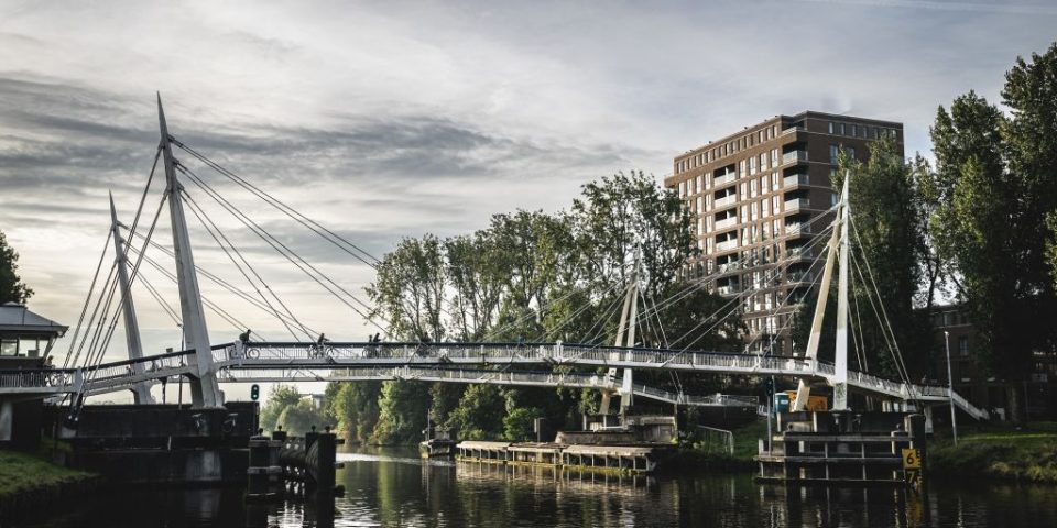 Westelijke fiets- en loopbrug Gerrit Krolbrug tot begin 2024 dicht