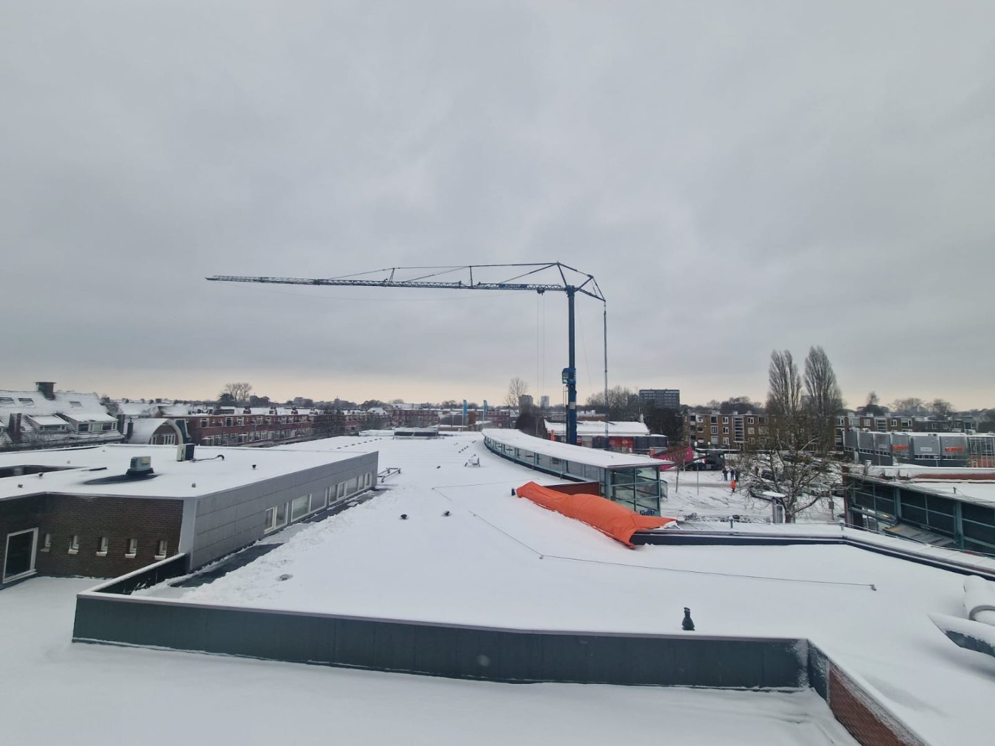 Albert Heijn Helpman gesloten door grote hoeveelheid sneeuw op dak