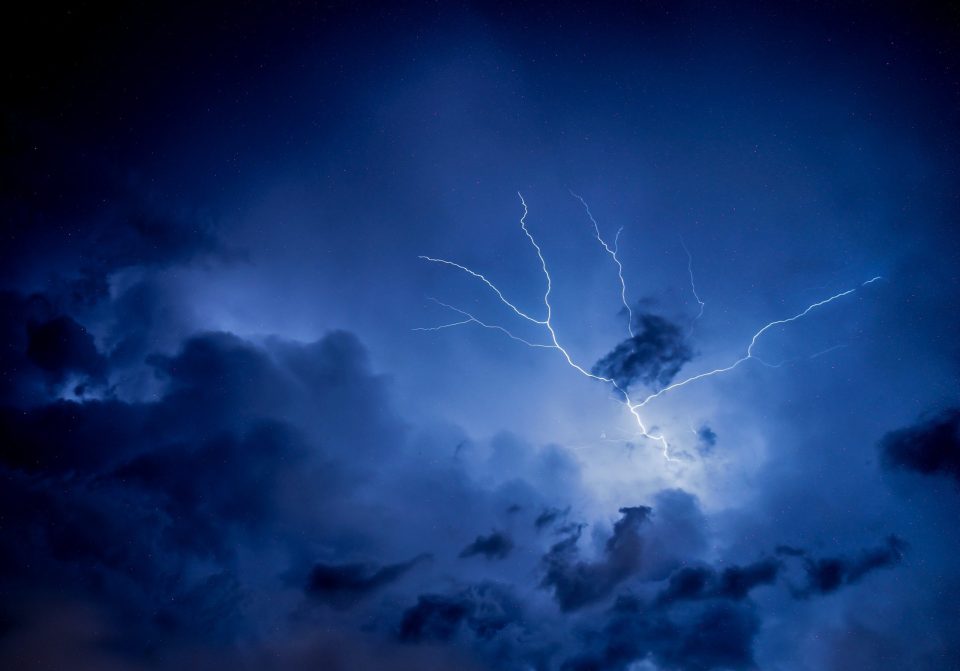 Onweer, hagel en regen: vanavond code geel