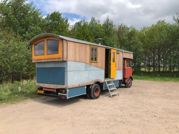 Groninger Alex bouwt rijdend tiny house voor gedupeerden in het ...