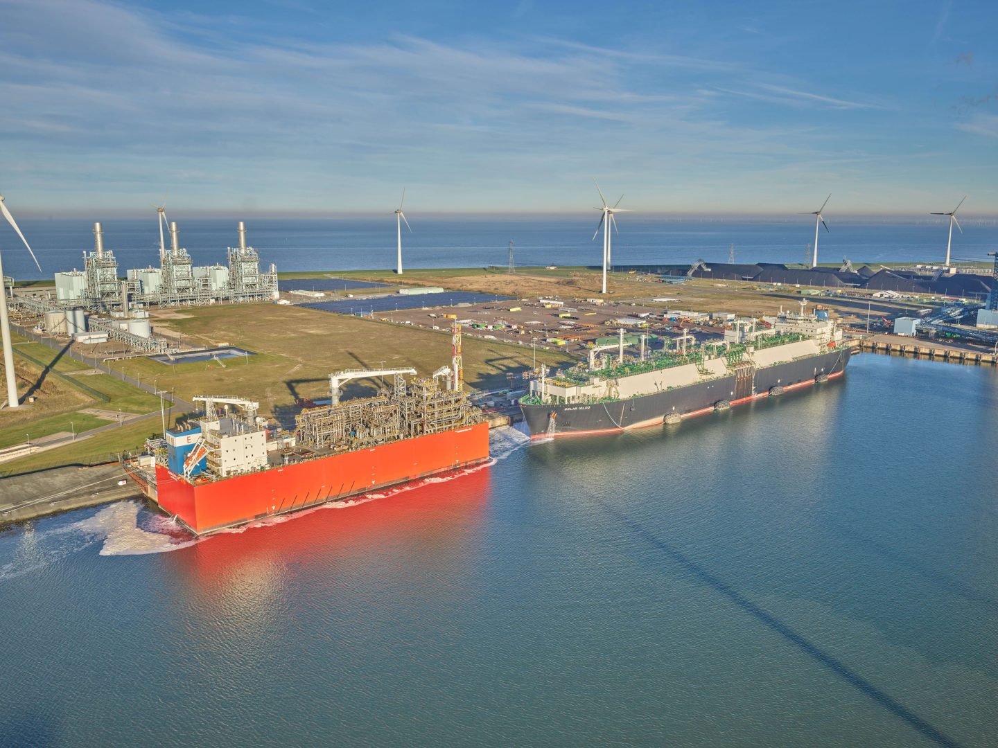 Drijvende lng-terminal blijft voorlopig in de Eemshaven